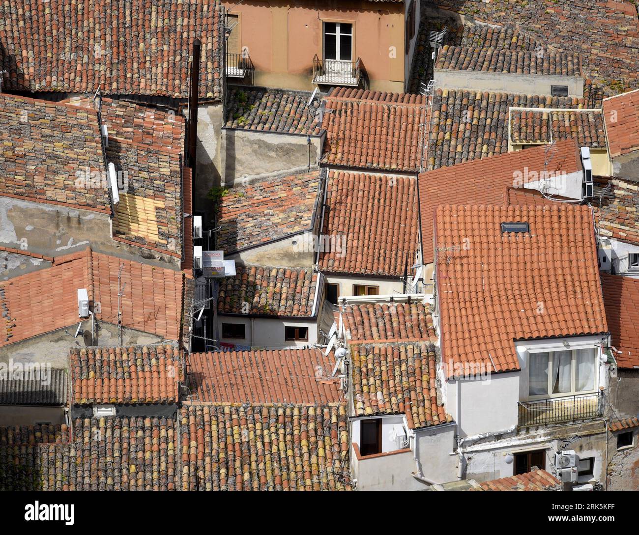 Vue panoramique sur les toits de tuiles d'argile rouge à Cefalù l'un ...
