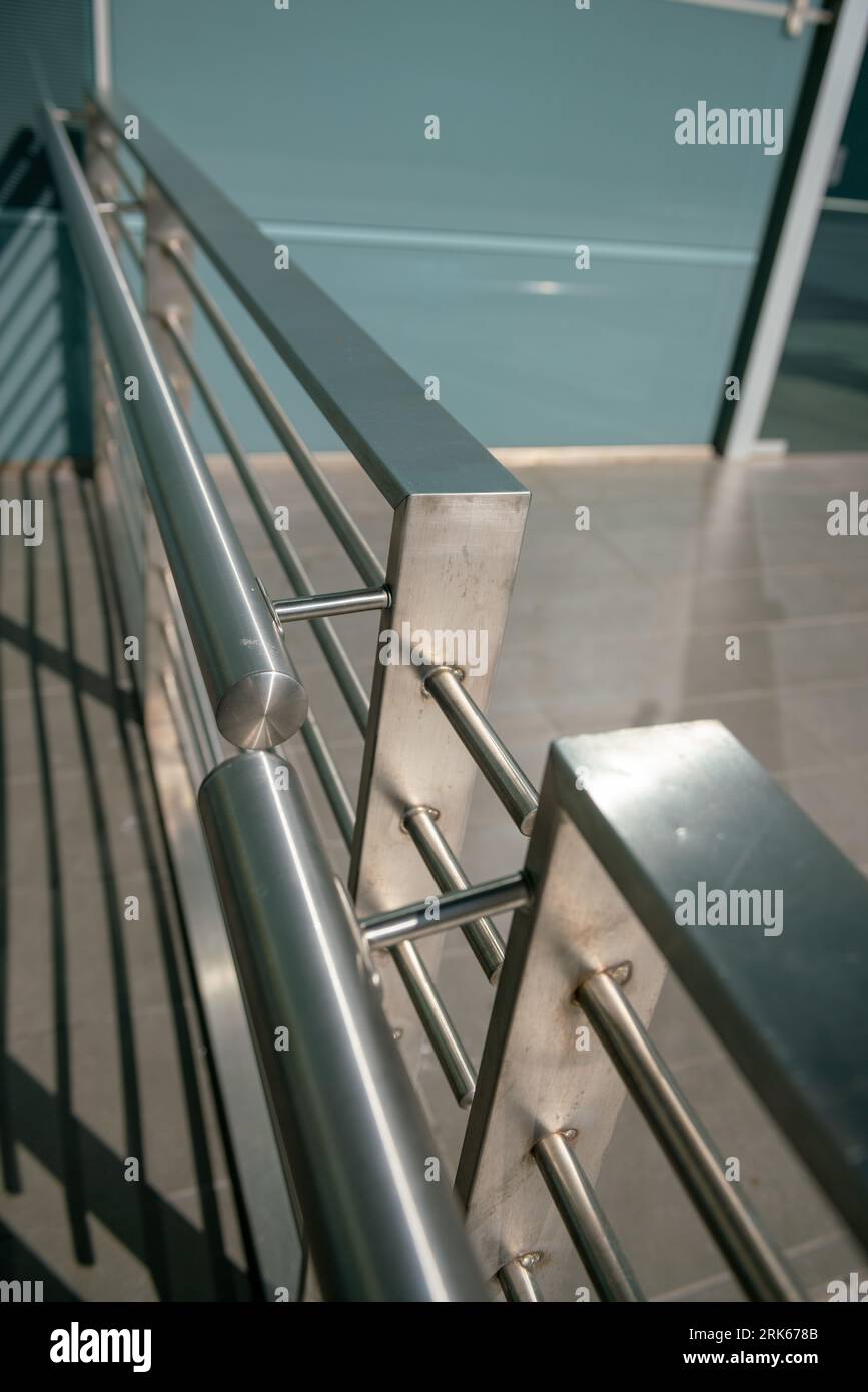 balustrade de bâtiment moderne, détail en acier poli et satiné, le ...