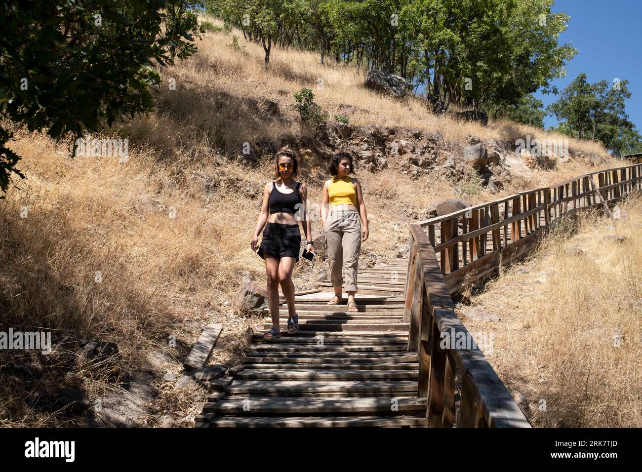 Bingol, Turquie. 20 août 2023. Deux femmes touristes naviguent sur les ...