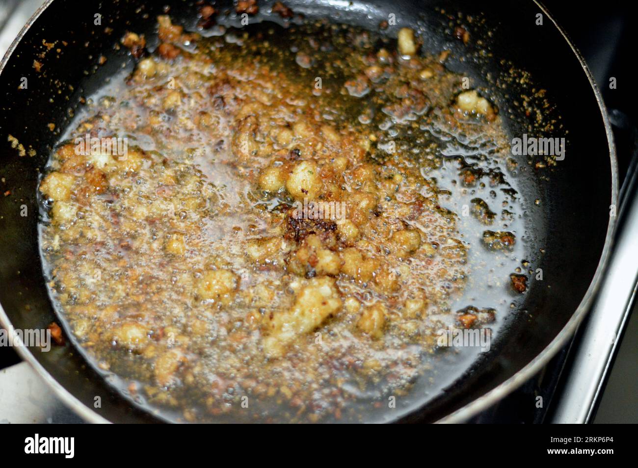 Préparation de la dernière étape de la soupe populaire égyptienne ...