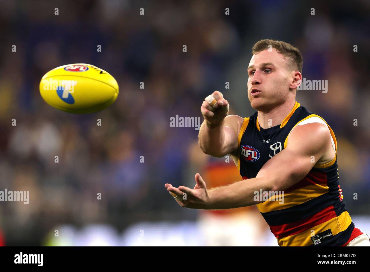 Perth, Australie. 26 août 2023. Rory Laird des Crows handballs lors du ...