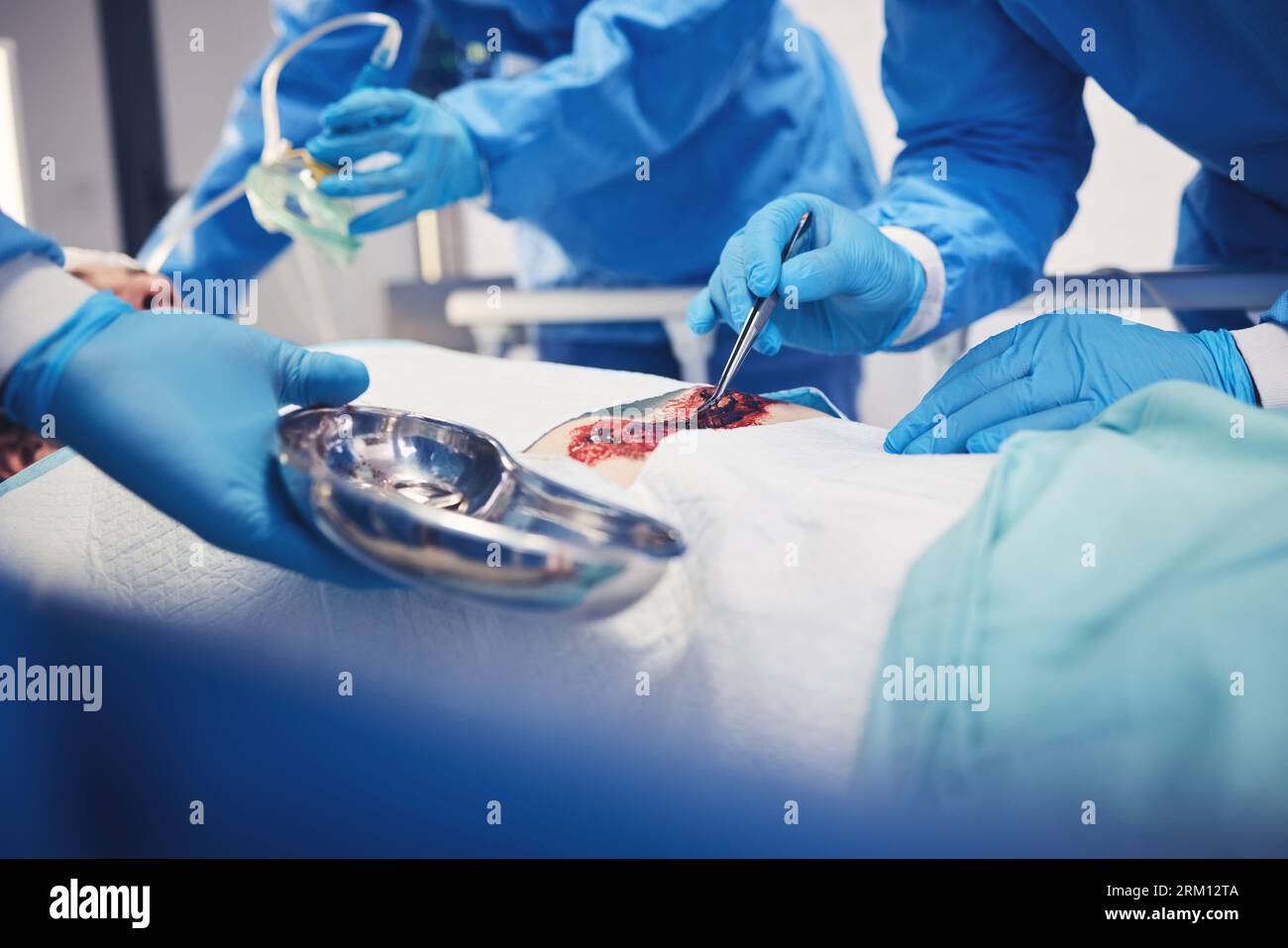 Outils médicaux, mains de groupe et opération chirurgicale, service ...