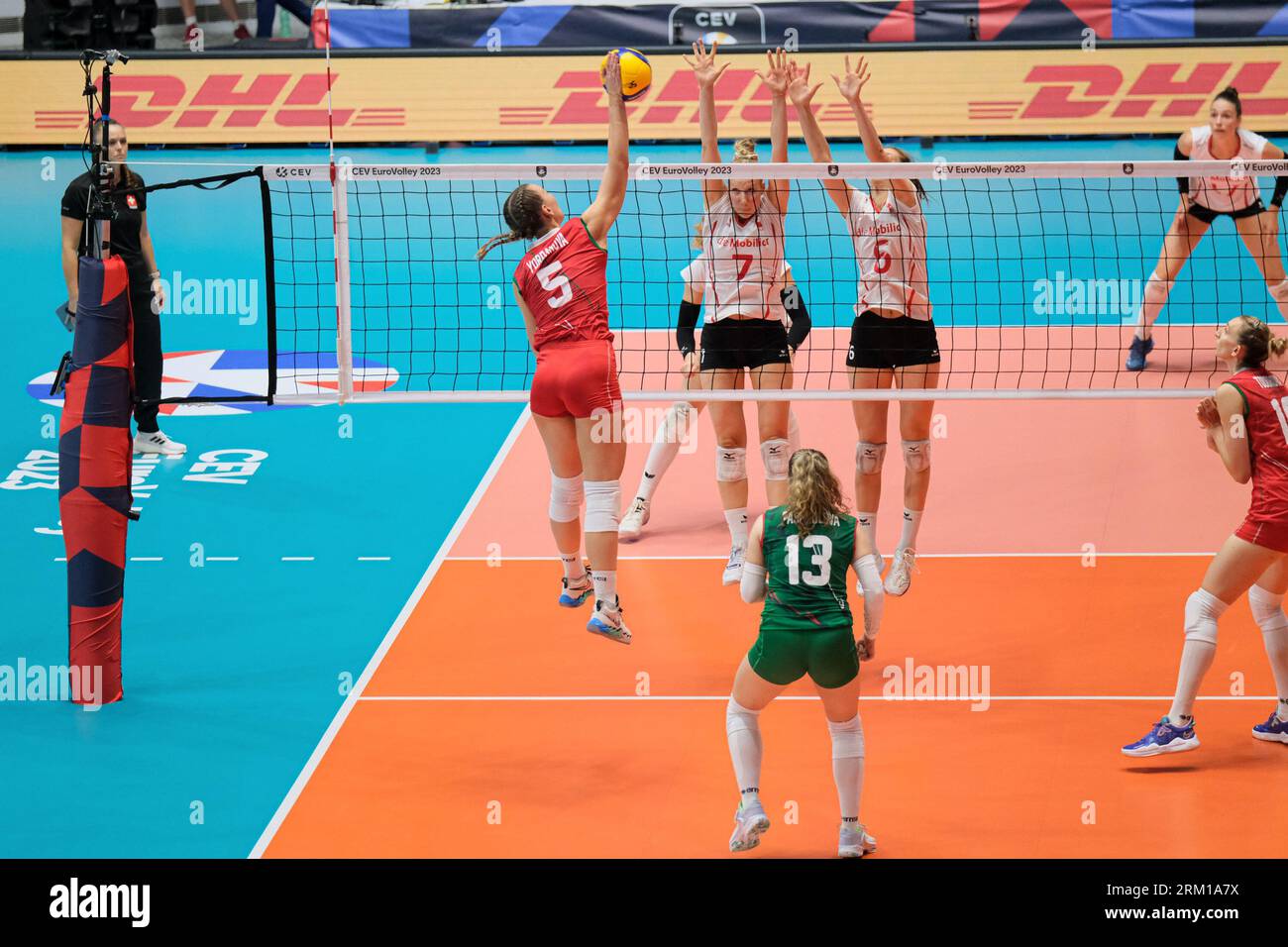 Maria Yordanova (G) de Bulgarie, Méline Pierret (C) et Chiara Petitat (D) de Suisse en action ...