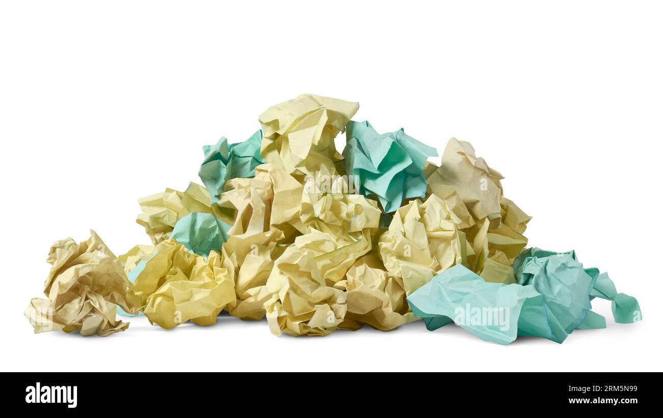 pile de vieux papiers froissés isolés sur fond blanc, déchets collectés ...