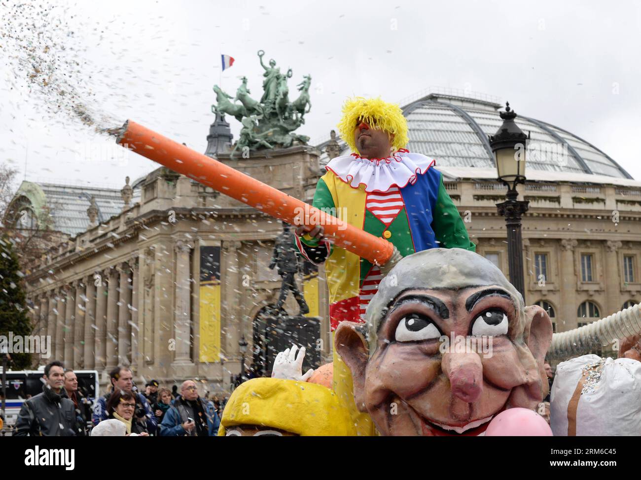 (140101) -- PARIS, 1 janv. 2014 (Xinhua) -- Un clown lance des ...
