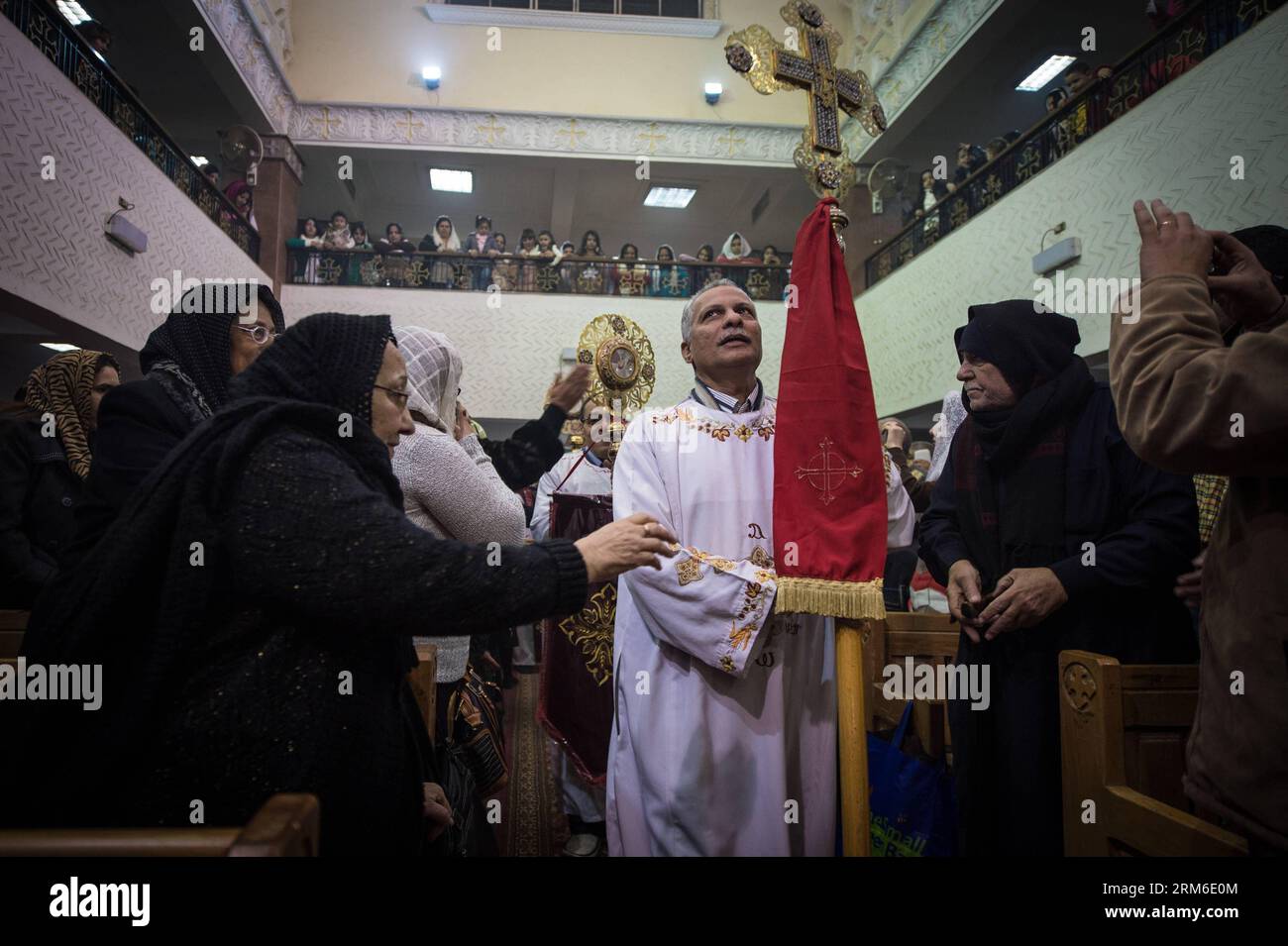 Les chrétiens coptes assistent à la messe copte de la veille de Noël à ...