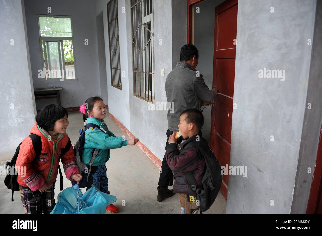 Li Zhide (1e R) entre dans la salle de classe avec des élèves de l ...