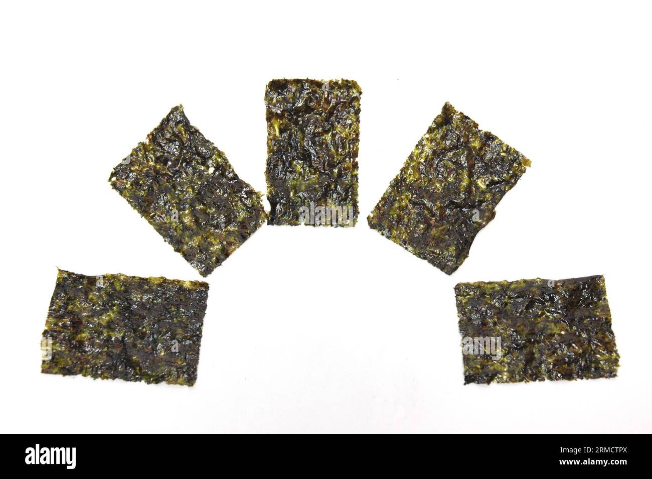 Algues comestibles nori sur fond noir Banque de photographies et d ...