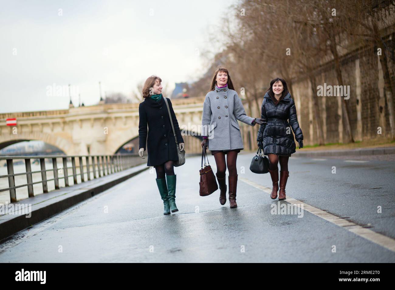 Trois amis s'amusant Banque de photographies et d’images à haute ...