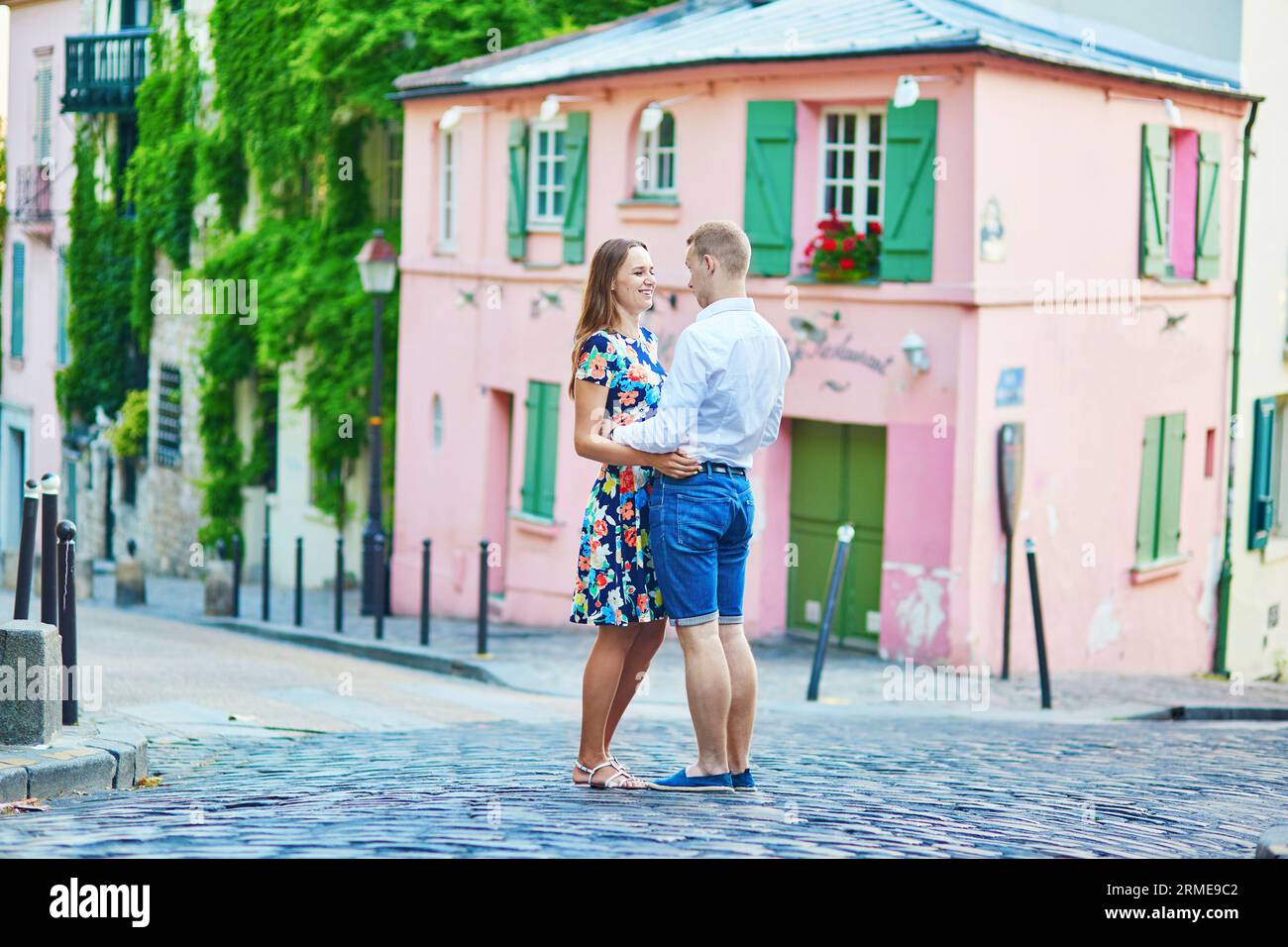 Jeune couple romantique ayant un rendez-vous dans une rue de Montmartre ...