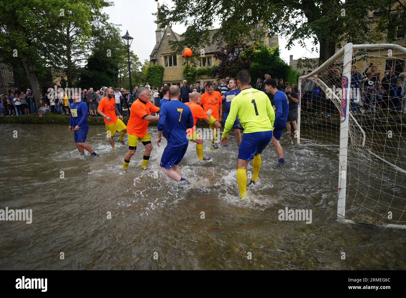 Les footballeurs de Bourton Rovers se battent pour le ballon lors du ...