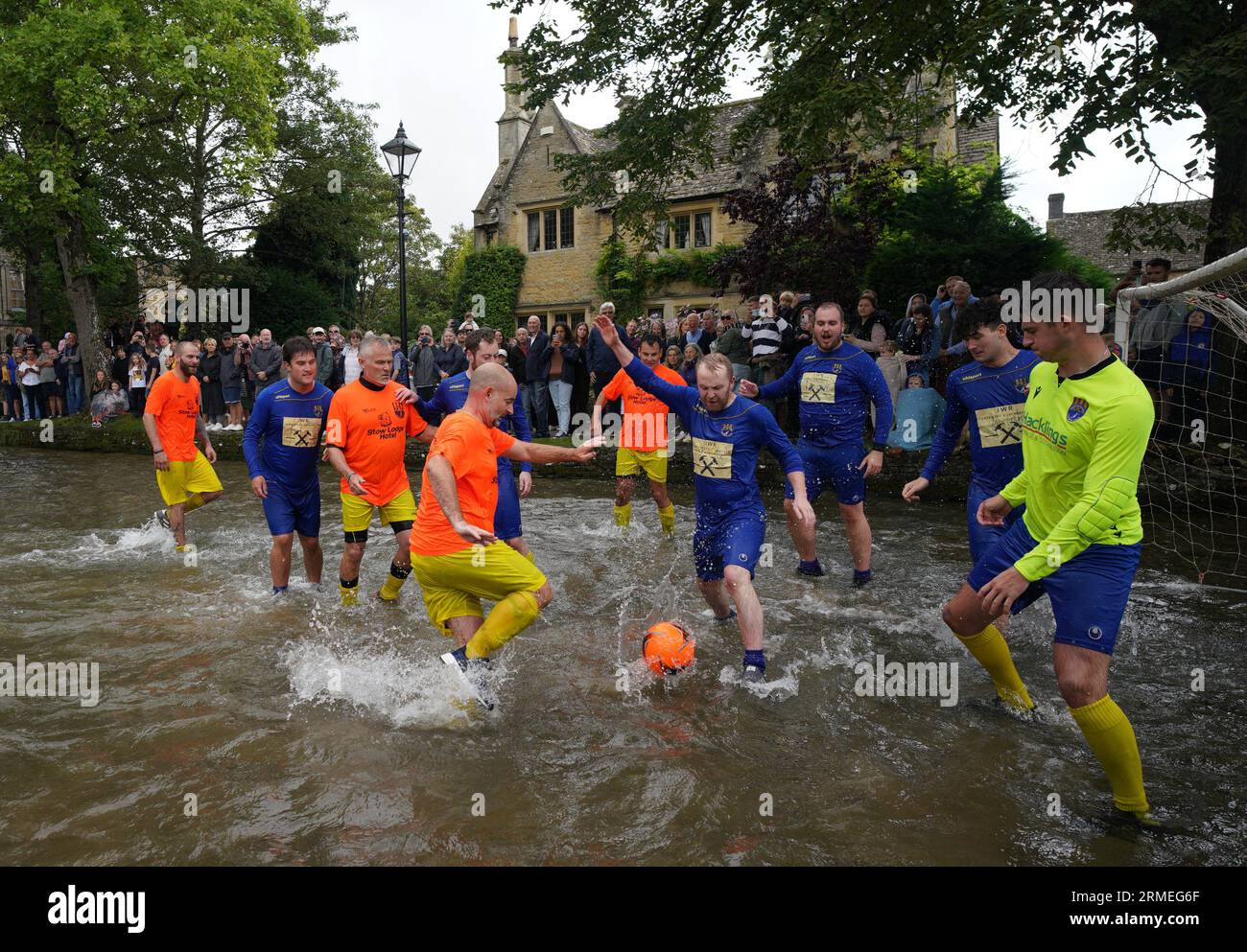 Les footballeurs de Bourton Rovers se battent pour le ballon lors du ...