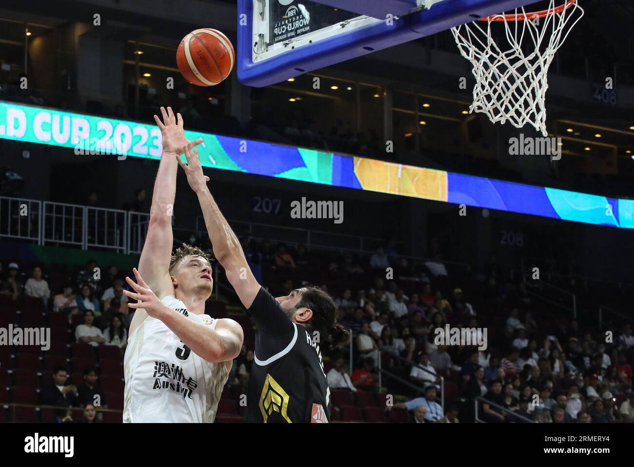 Finn Delany de l'équipe néo-zélandaise de basket-ball et Ahmad ...