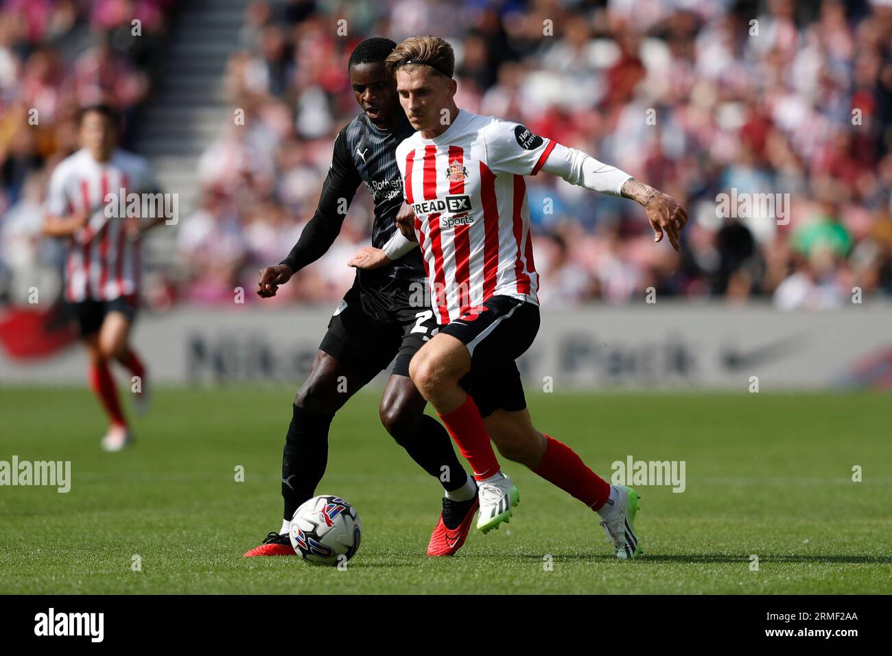 Dennis Cirkin de Sunderland (à droite) et Hakeem Odoffin de Rotherham ...