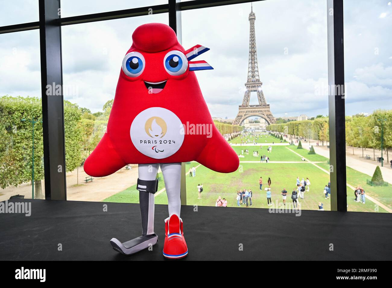 Paris olympics 2024 eiffel Banque de photographies et d’images à haute résolution - Alamy