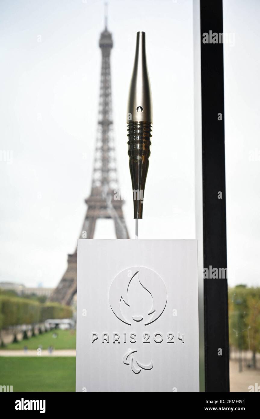 Paris olympics 2024 eiffel Banque de photographies et d’images à haute résolution - Alamy
