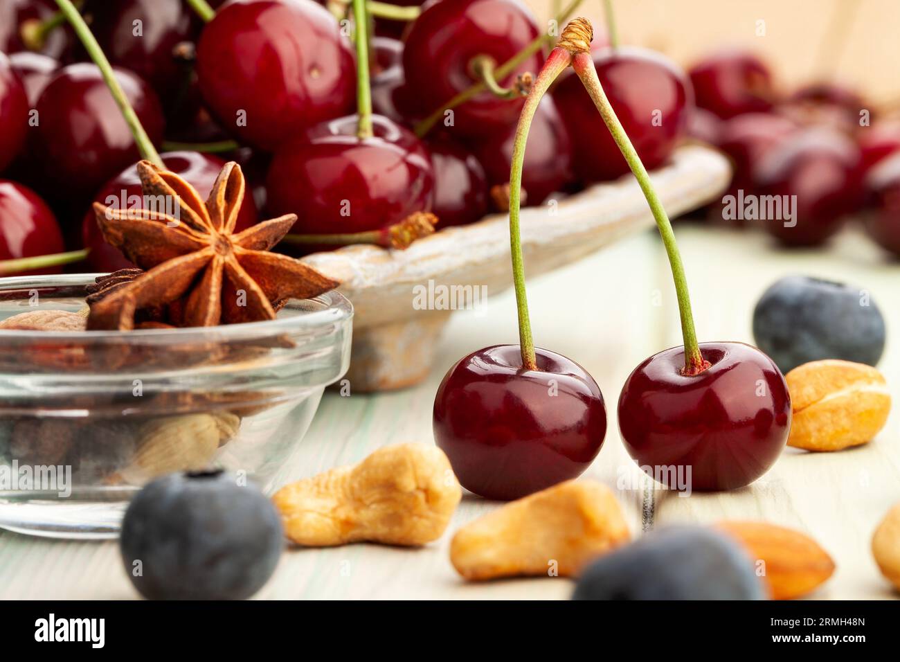 Cerise aigre Banque de photographies et d’images à haute résolution - Alamy