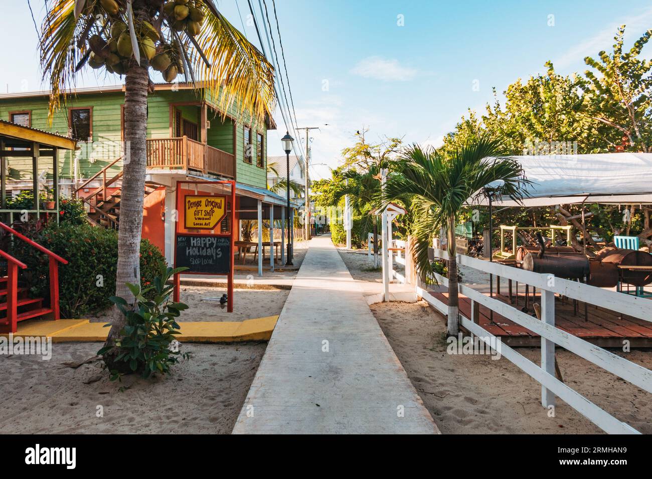 Le chemin principal à travers Placencia township, Belize. Une légende ...