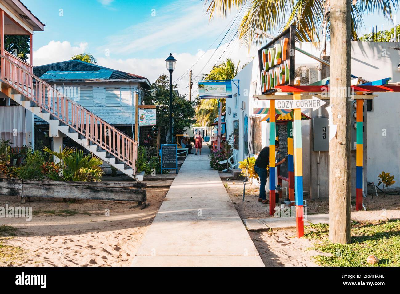 Le chemin principal à travers Placencia township, Belize. Une légende ...