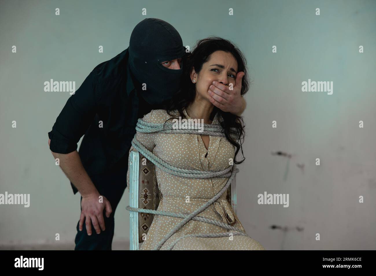 Femme attachée a un fauteil Banque de photographies et d’images à haute résolution - Alamy