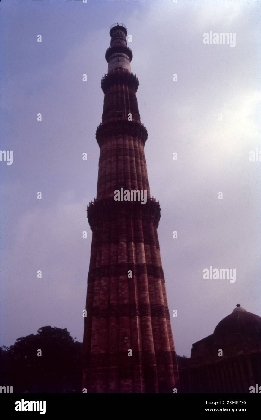 Le Qutb Minar, également orthographié Qutub Minar et Qutab Minar, est ...