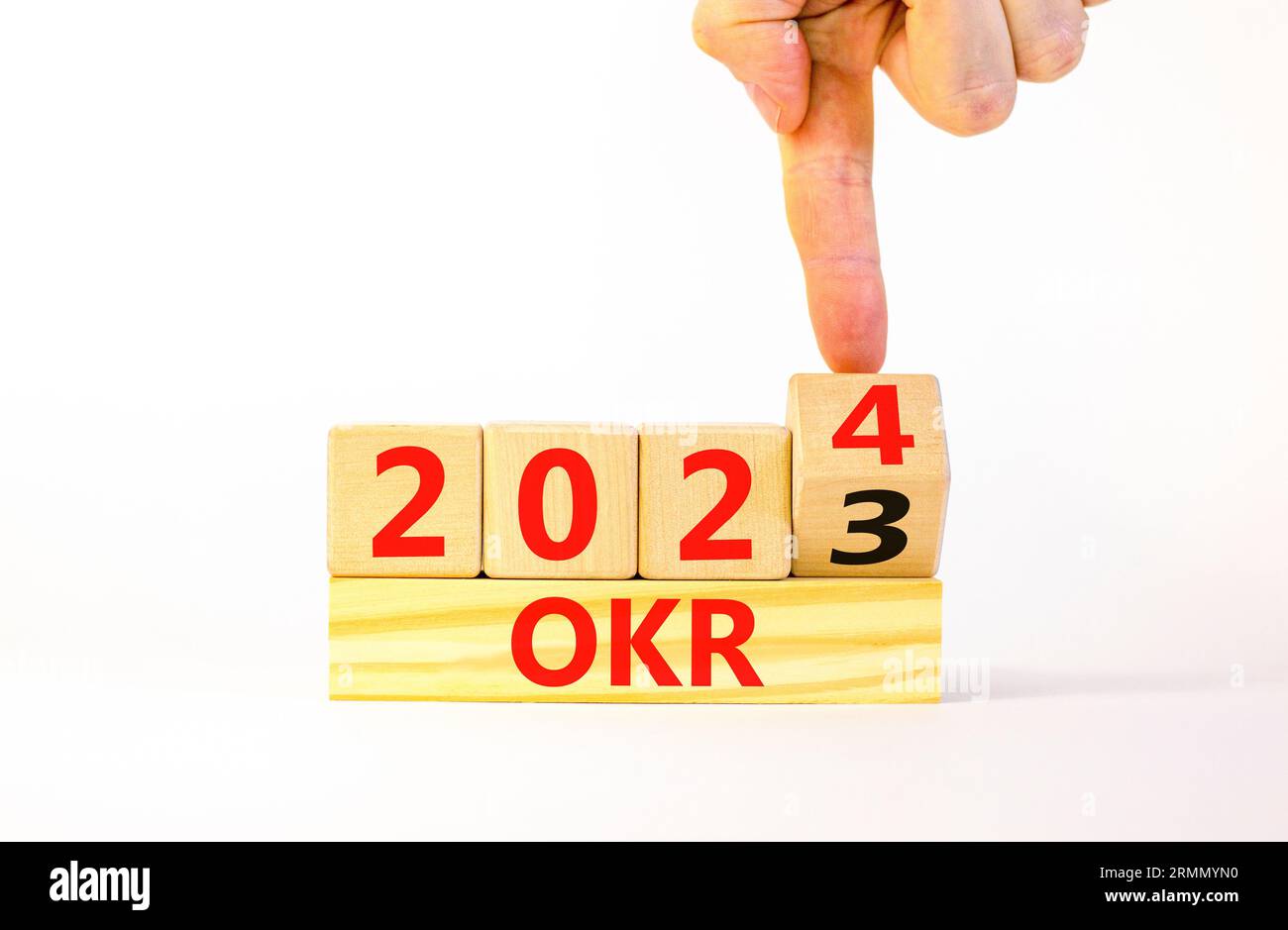 OKR, objectifs et symbole des résultats clés. Homme d'affaires tourne ...