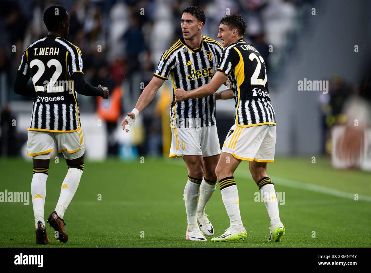 Dusan Vlahovic de la Juventus FC célèbre avec Timothy Weah et Andrea ...