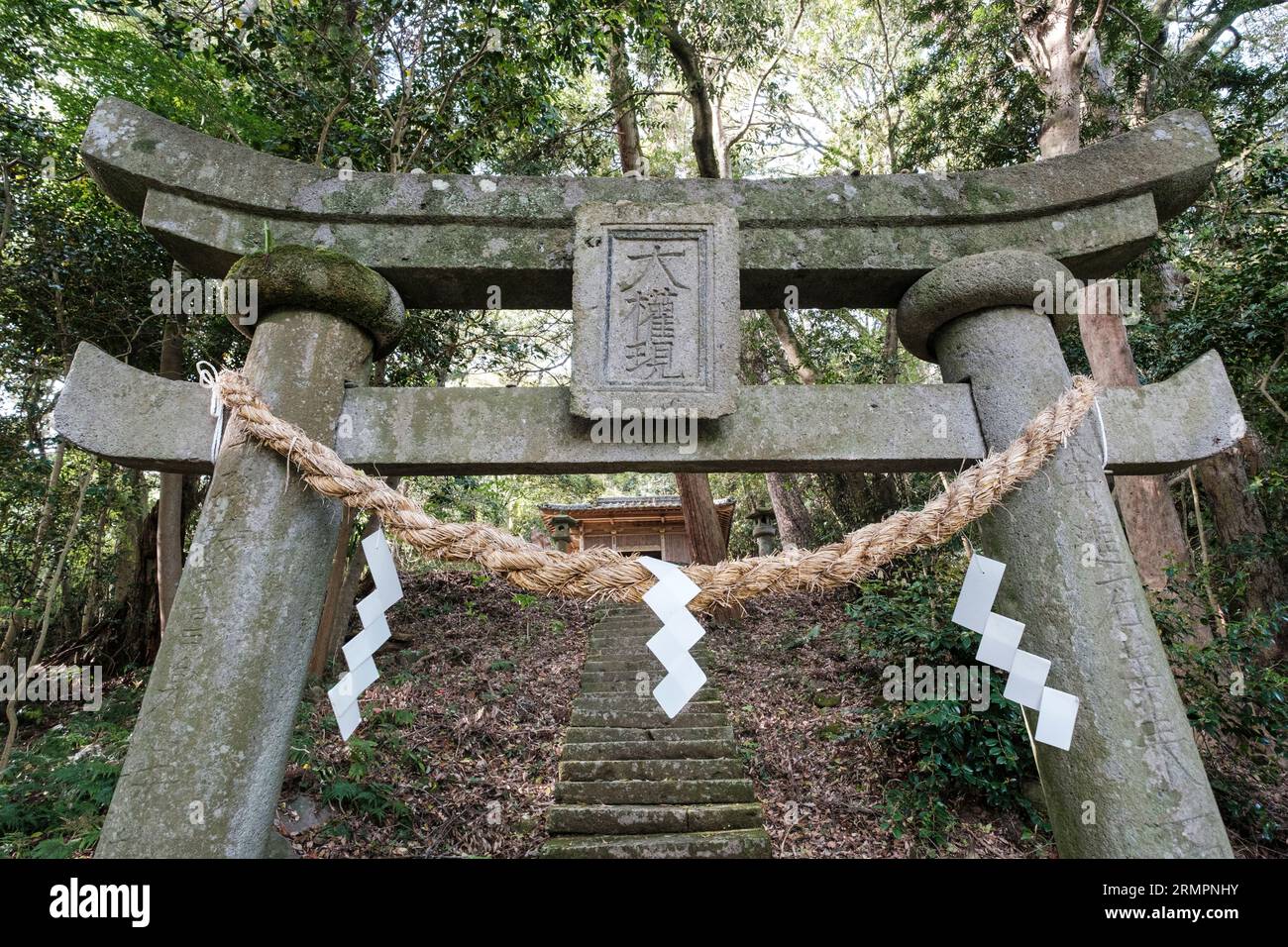 Japon, Kyushu. Porte Torii avec corde Shimenawa et banderoles de papier ...