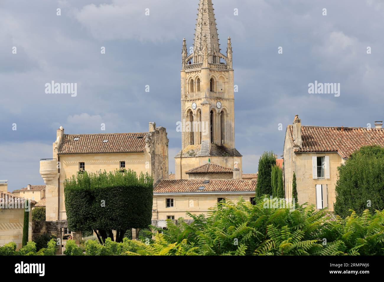 Saint-Émilion village international connu dans son vignoble. Le village ...