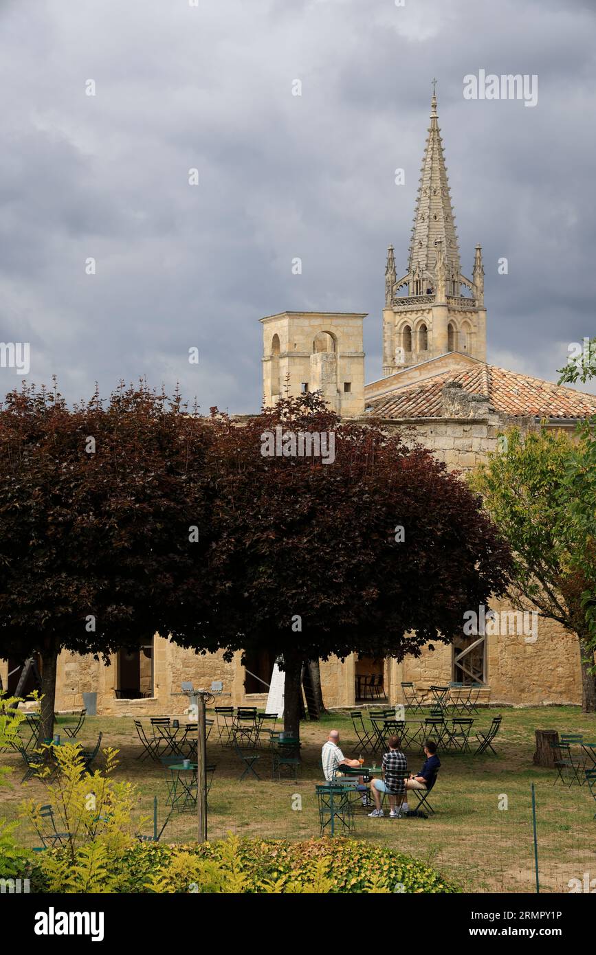 Saint-Émilion village international connu dans son vignoble. Le village ...