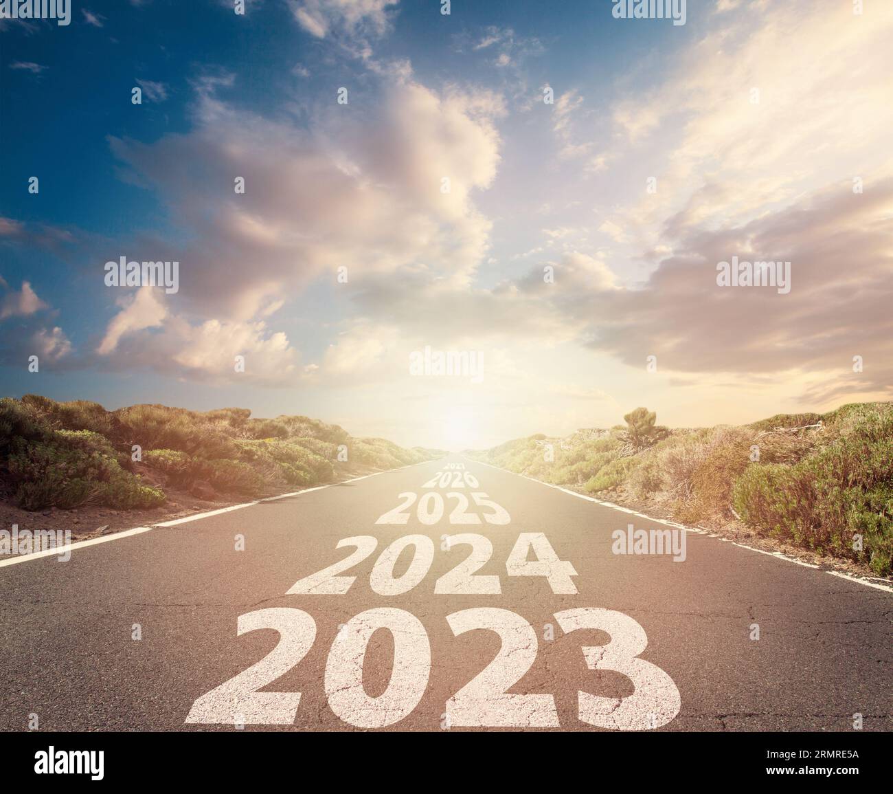 Nouvel an 2024. Texte année 2023, 2024, 2025 écrit sur la route ...