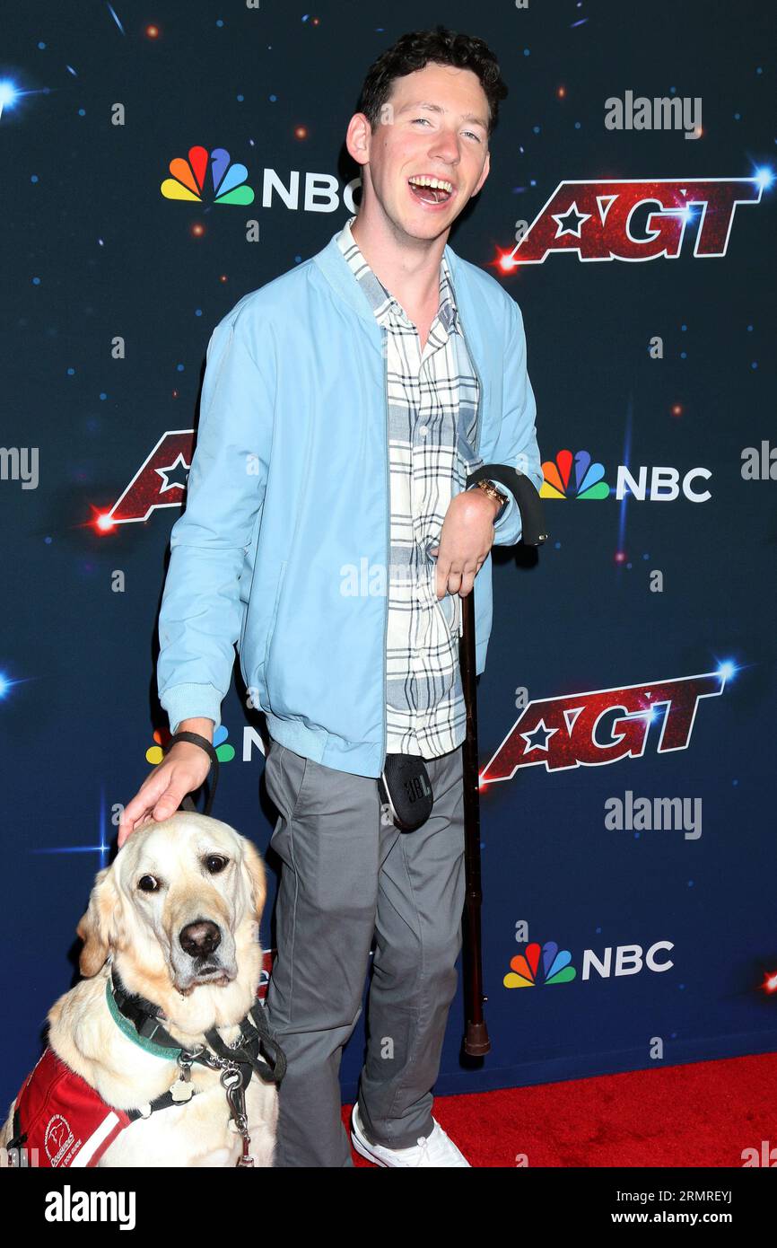 LOS ANGELES - AOÛT 29 : Ahren Belisle, chien Al au America's Got Talent Season 18 Live Show Red ...