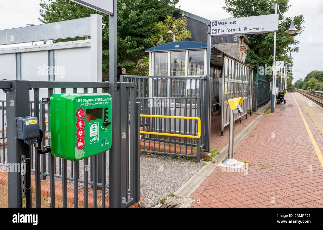 Défibrillateur de sauvetage dans un boîtier étanche externe verrouillé ...