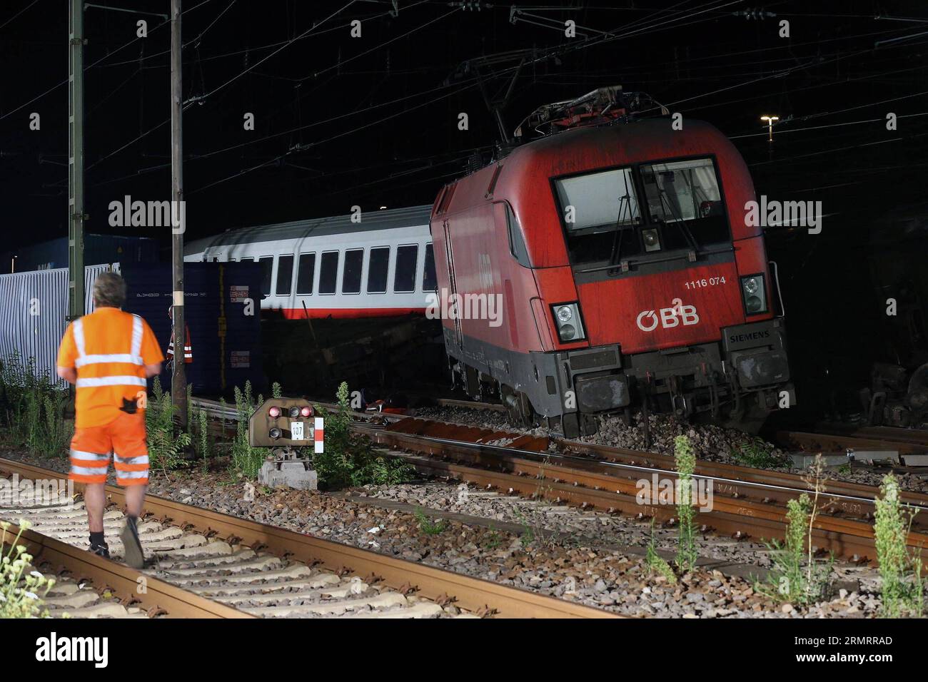 Un sauveteur se tient sur les lieux de l’accident où un train de ...