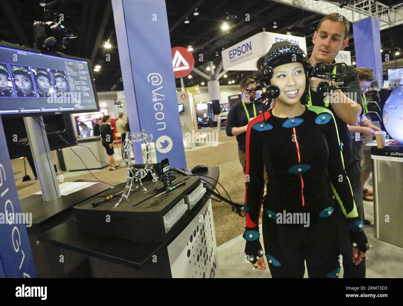 VANCOUVER, le 12 août 2014 -- Un représentant de l'entreprise installe des détecteurs qui ...