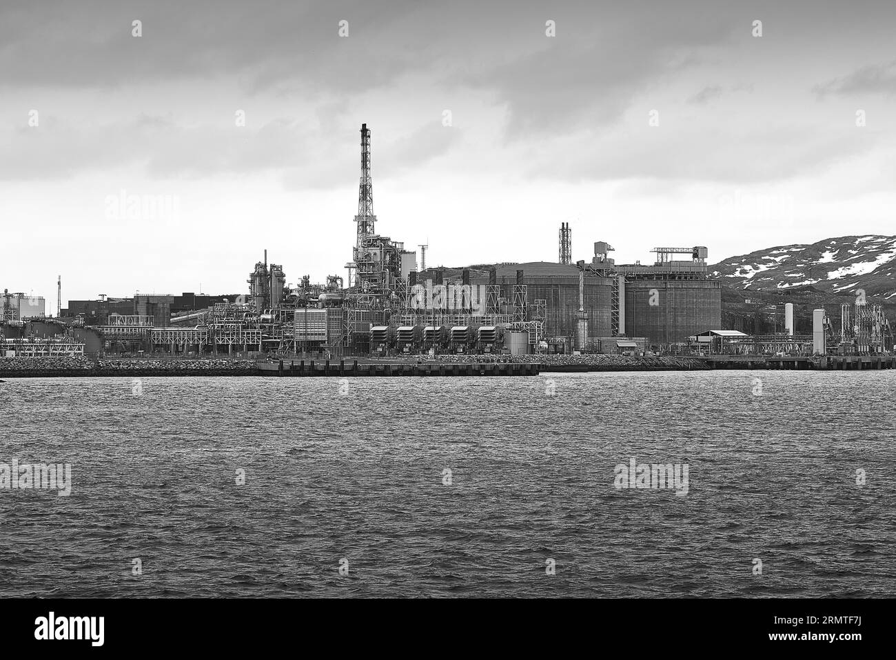 Photo en noir et blanc de l'île industrielle de Melkøya où le gaz du ...