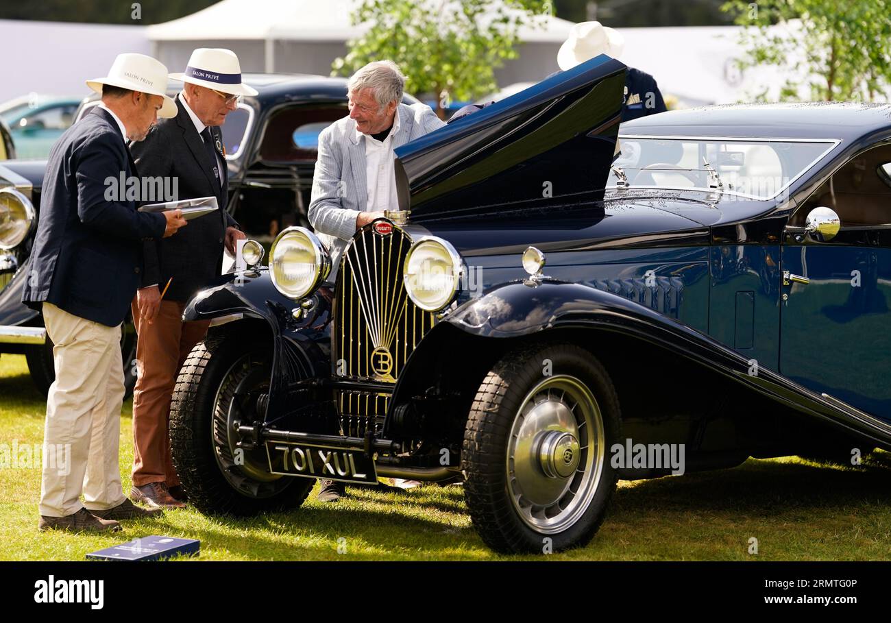 Les juges inspectent une Bugatti Type 46 Superprofile 1930 lors de la journée d'ouverture du ...