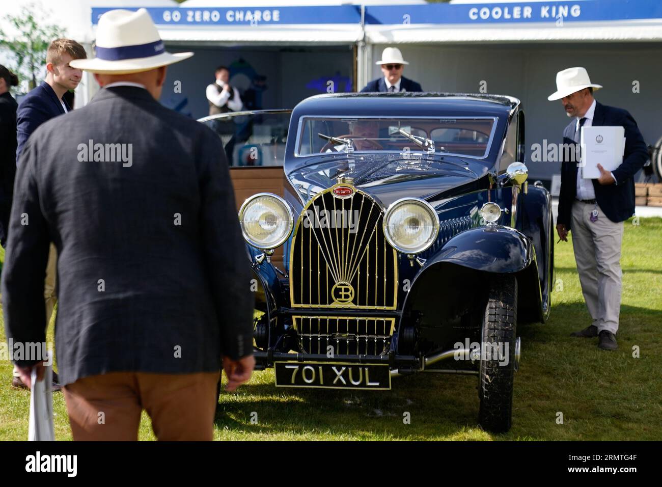 Les juges inspectent une Bugatti Type 46 Superprofile 1930 lors de la journée d'ouverture du ...