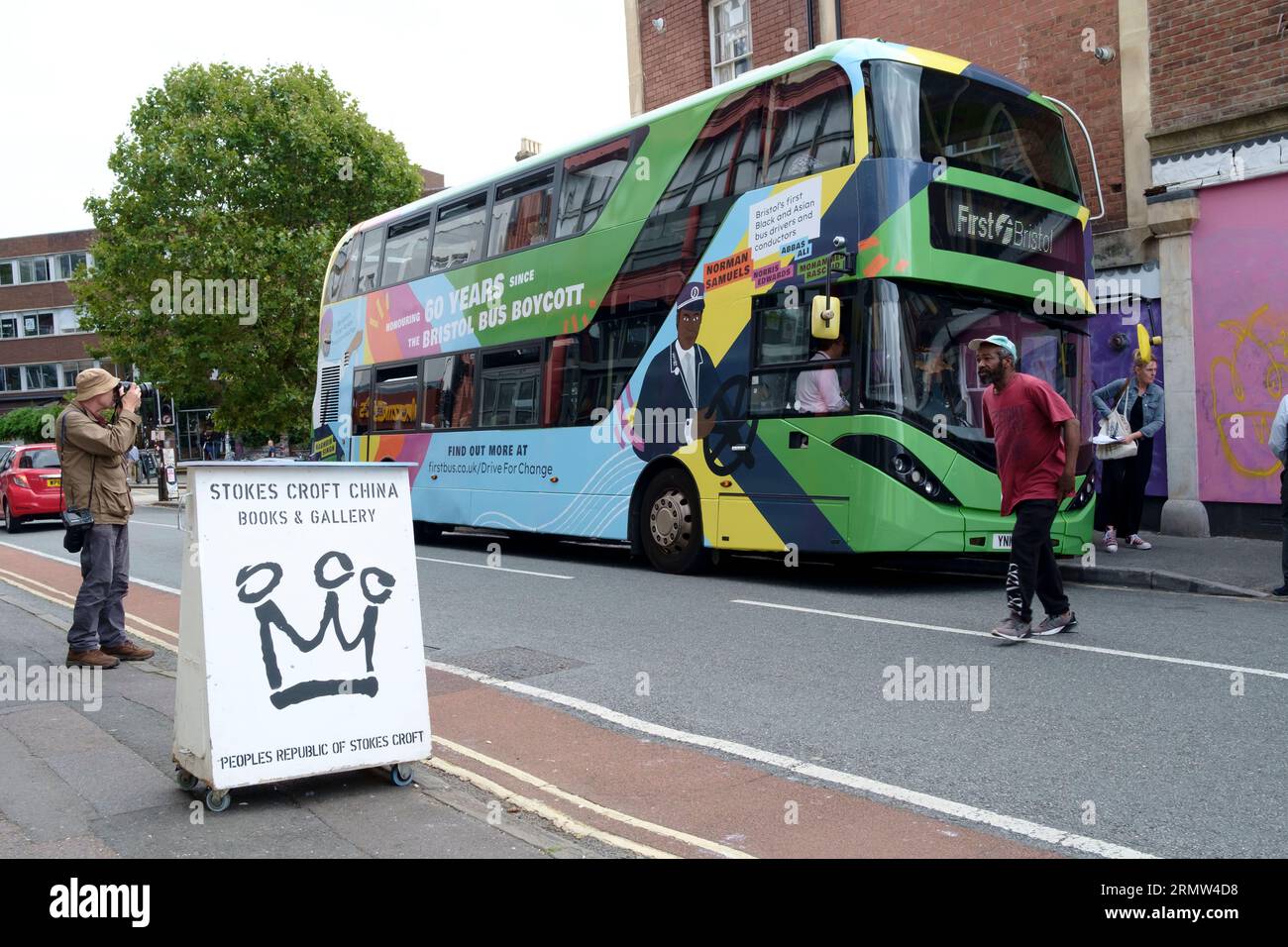 Bristol, Royaume-Uni. 30 août 2023. Un bus spécialement peint fait le ...