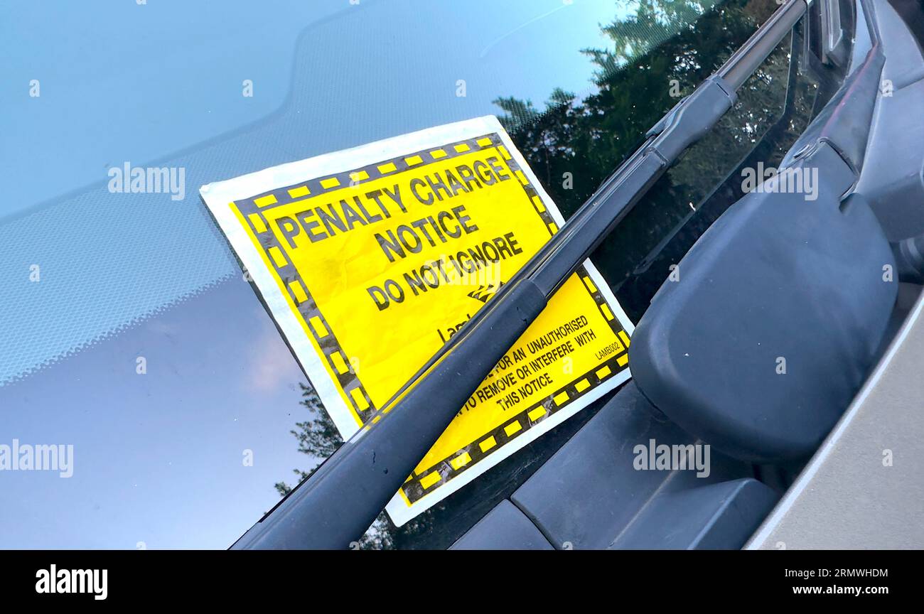 Ticket de parking jaune Banque de photographies et d’images à haute ...