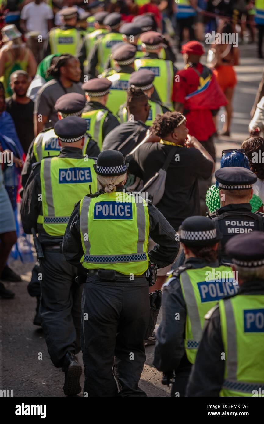 Notting hill carnival police dancing Banque de photographies et d ...