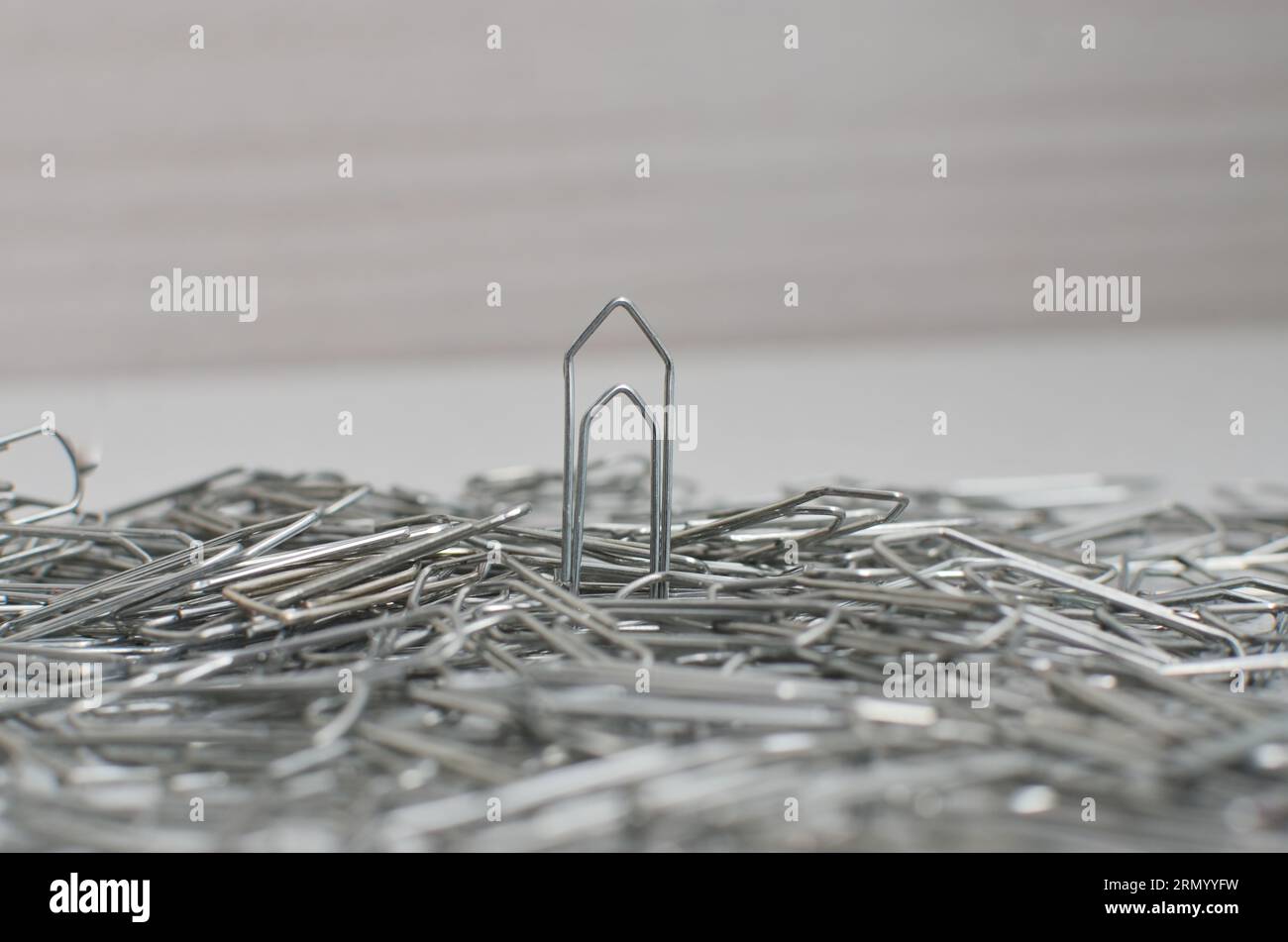 Gros plan de trombones sur une surface légère, idéal pour les concepts de bureau et de papeterie ...
