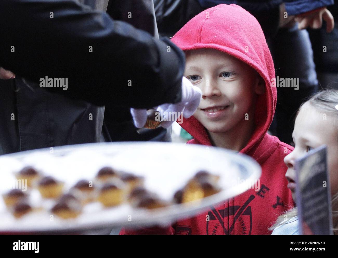 Les jeunes résidents font la queue pour obtenir des chocolats gratuits ...