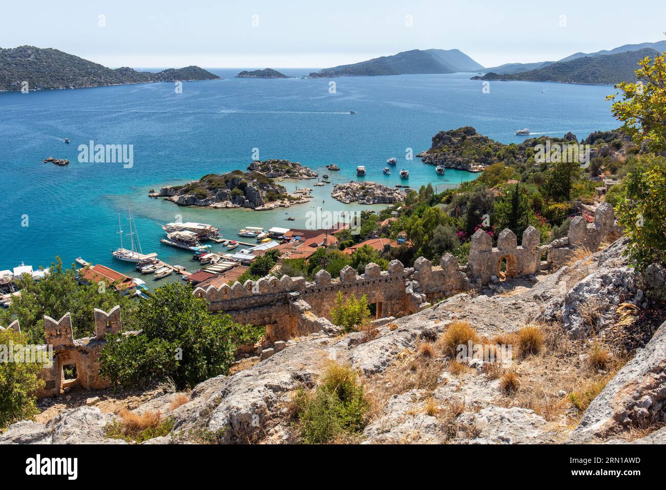 Vue panoramique depuis le château de Simena, y compris les murs ...