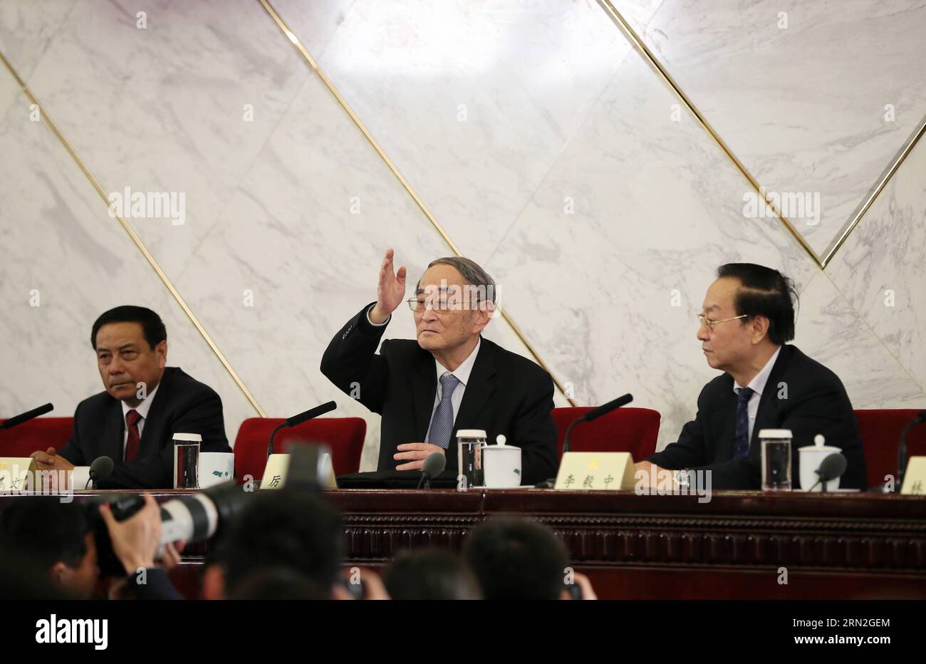 (150306) -- BEIJING, 6 mars 2015 -- Li Yining (C), membre du 12e Comité ...