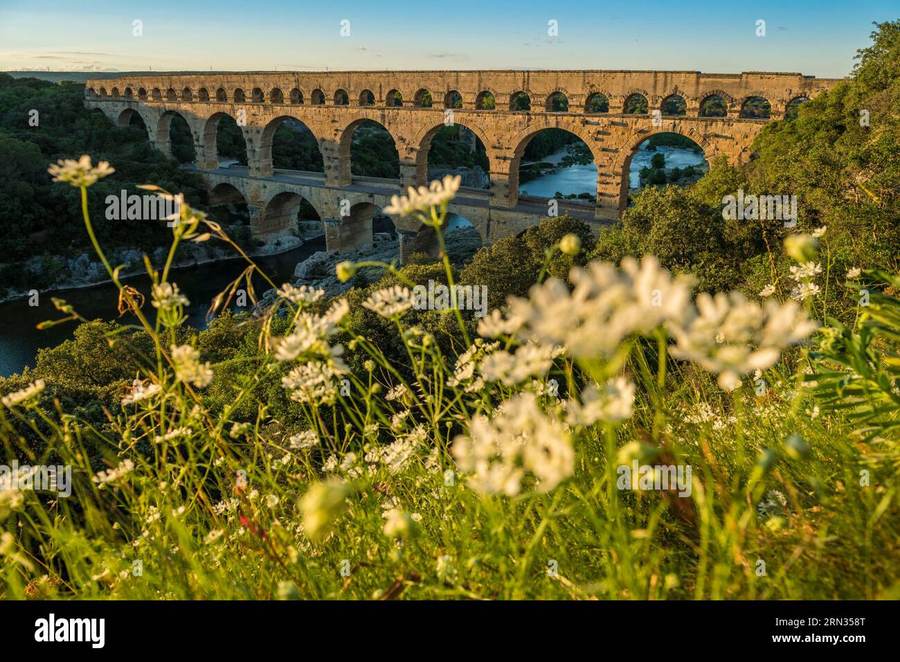 France, Gard (30), vers Pont du Gard, le pont du Gard classé monument ...