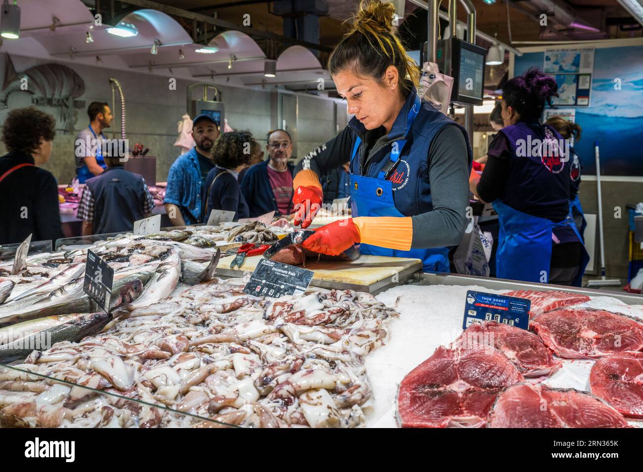 France, Hérault, Sète, les Halles, marché couvert, Carla prépare le ...