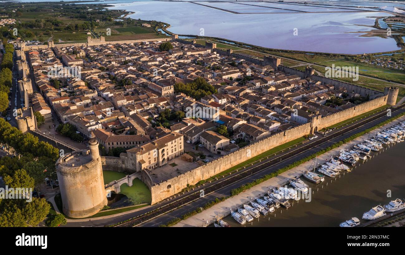 France, Gard, Aigues mortes, la cité médiévale entourée de ses remparts ...