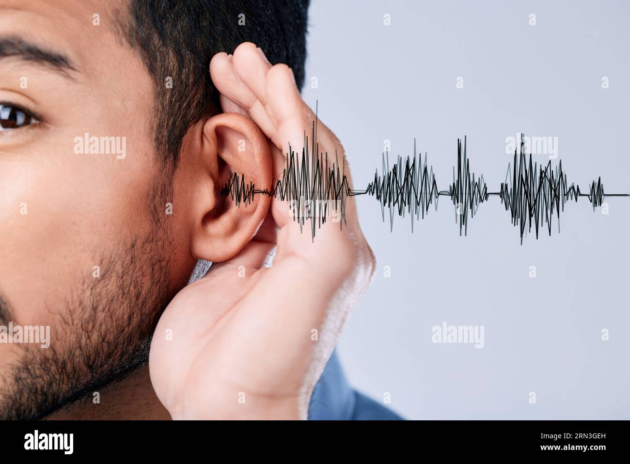 Oreille, écoute et ondes sonores avec une main sur un fond de studio ...