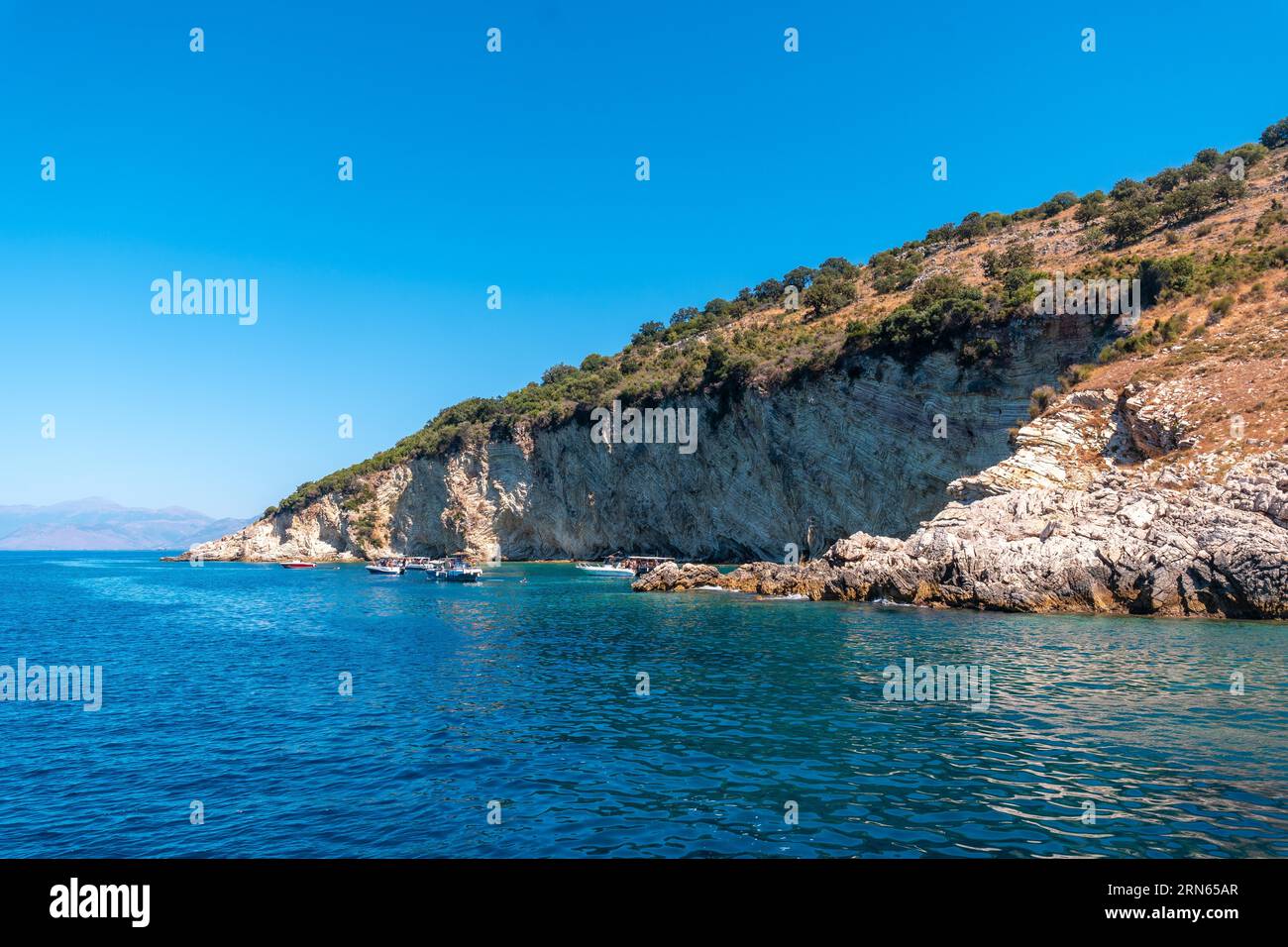 Plage de Gremina vue du bateau sur la riviera albanaise près de Sarande ...